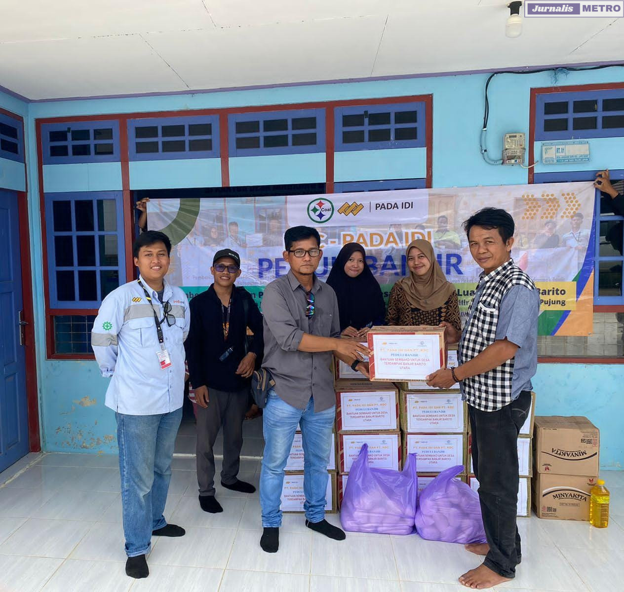 PT KDC dan PT Pada Idi Bantu Warga Terdampak Banjir Sungai Barito - Jurnalis Metro